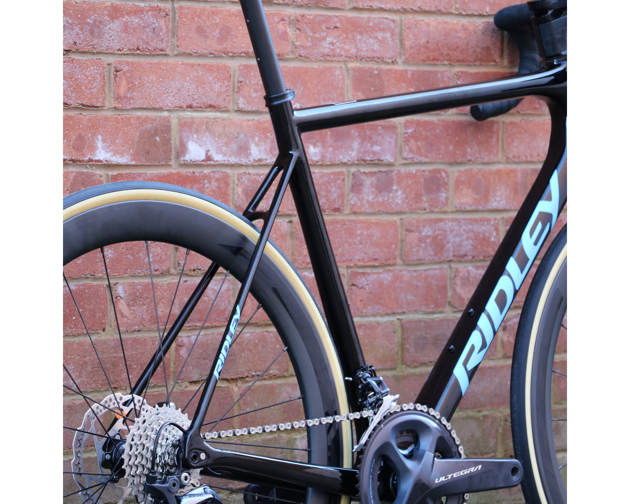 Ridley Helium Disc Ultegra Carbon Road Bike | Merlin Cycles
